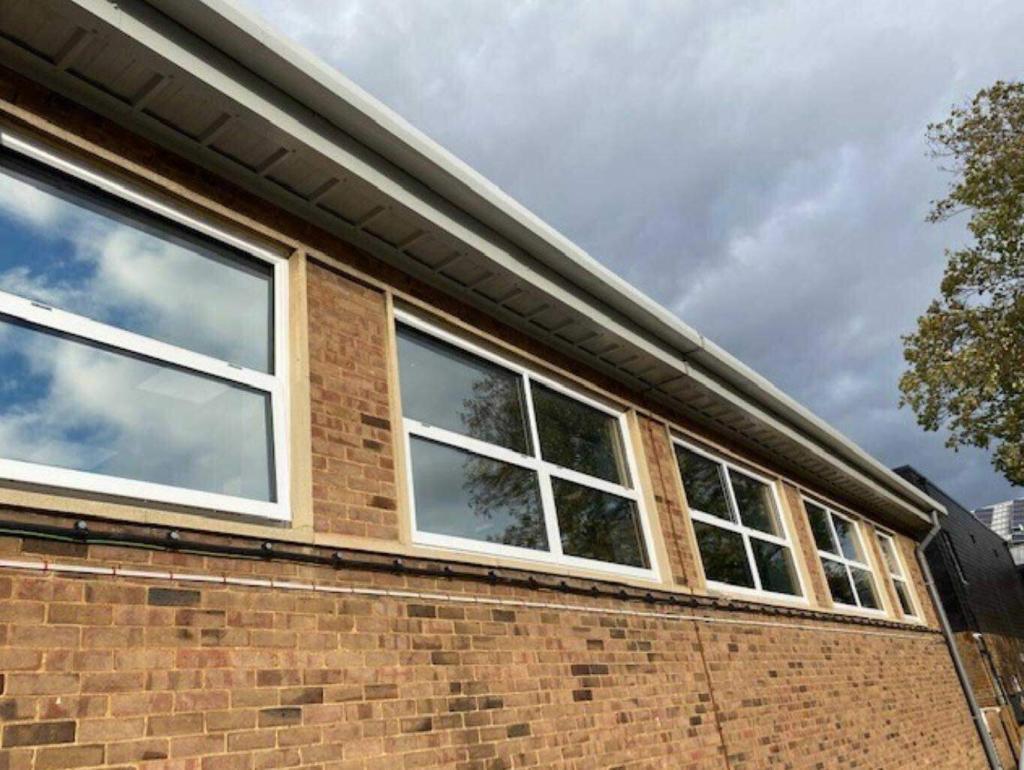 White aluminium windows with teleflex gearing - Glazeview Windows